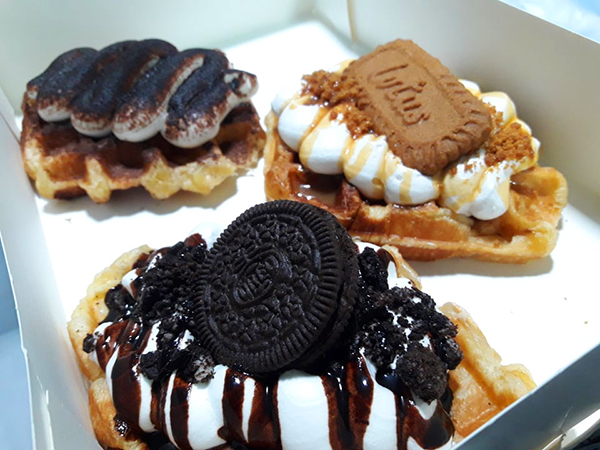 Croissant waffles by Bon Croffle review (Korean street food dessert ...