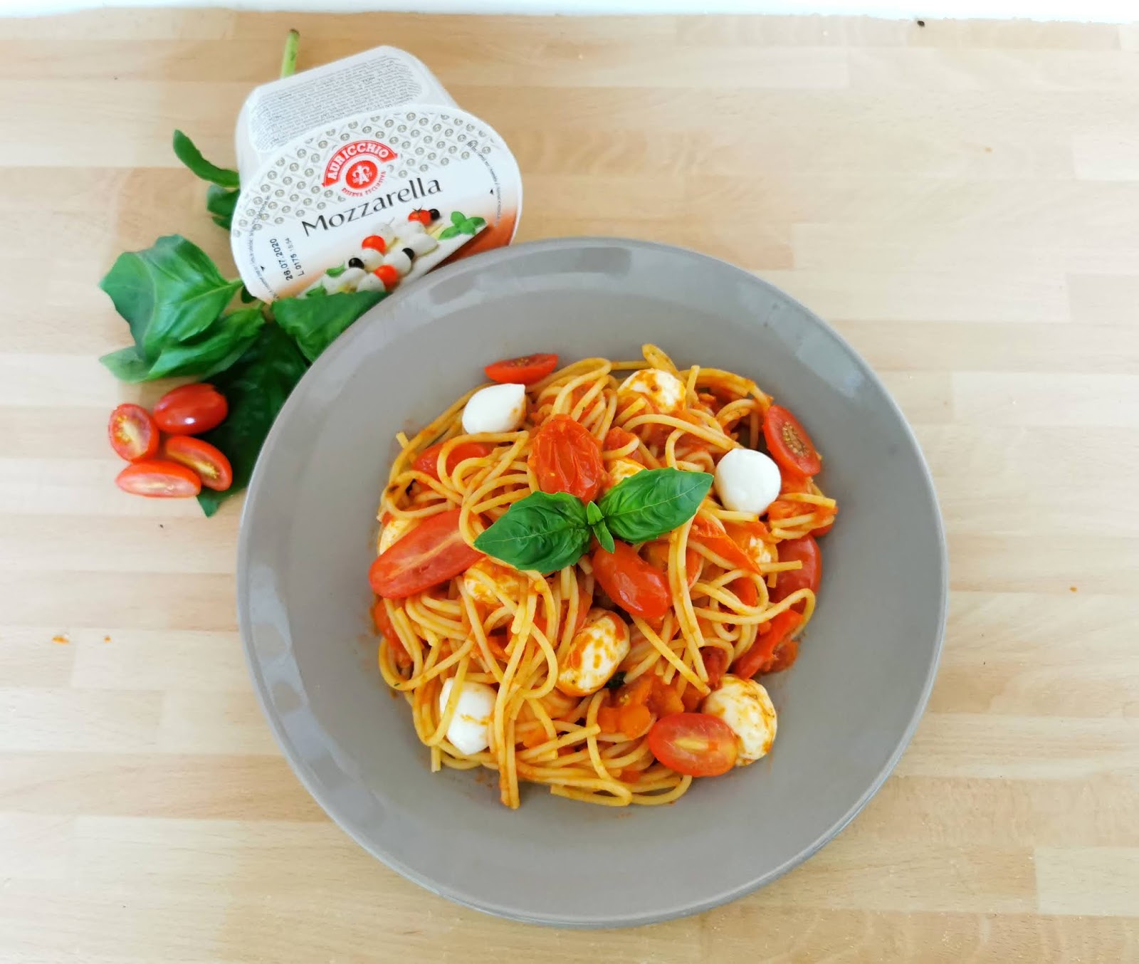Tantrums To Smiles: Tomato and Mozzarella Spaghetti - Quick & Easy ...