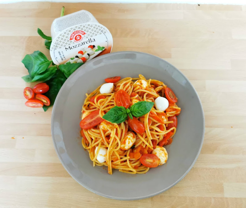 Tantrums To Smiles: Tomato and Mozzarella Spaghetti - Quick & Easy ...