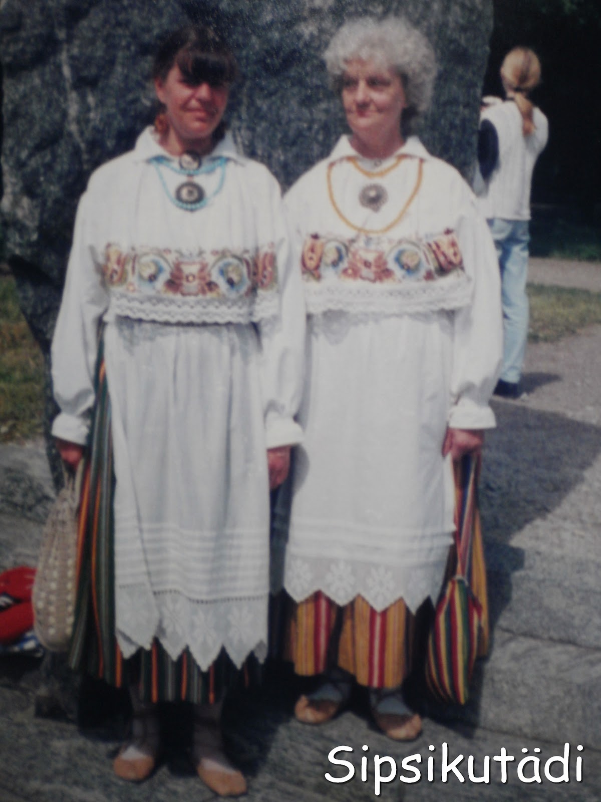 Sipsikutädi: Rahvariided