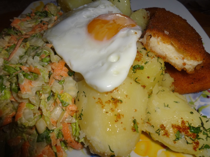 Smaki Czarka & Mariolki: Filet z ryby morskiej, ziemniaki, jajko, surówka.