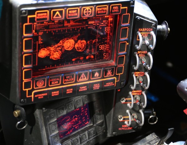 BATMAN V. SUPERMAN - First Look Inside the Cockpit of the Batmobile