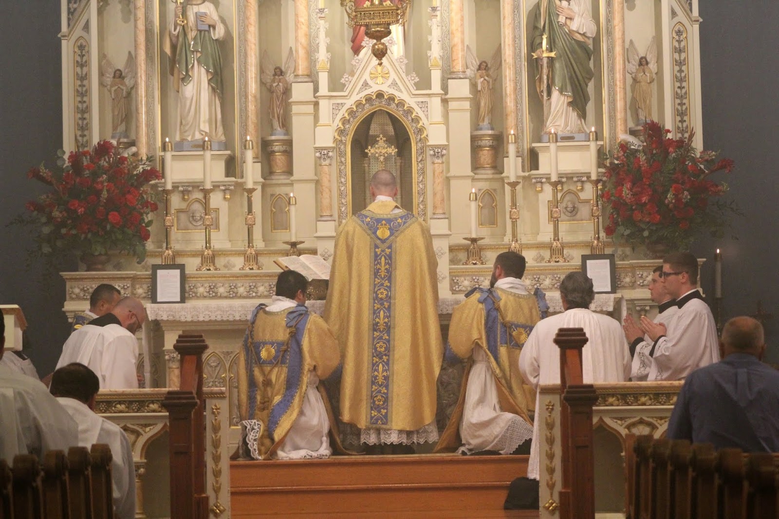 New Liturgical Movement: Photos of a New Priest’s First Mass