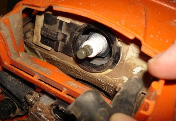 How to replace a chainsaw spark plug | The Tool Yard