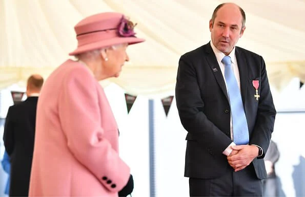 Queen Elizabeth and Prince William visited the Defence Science and ...