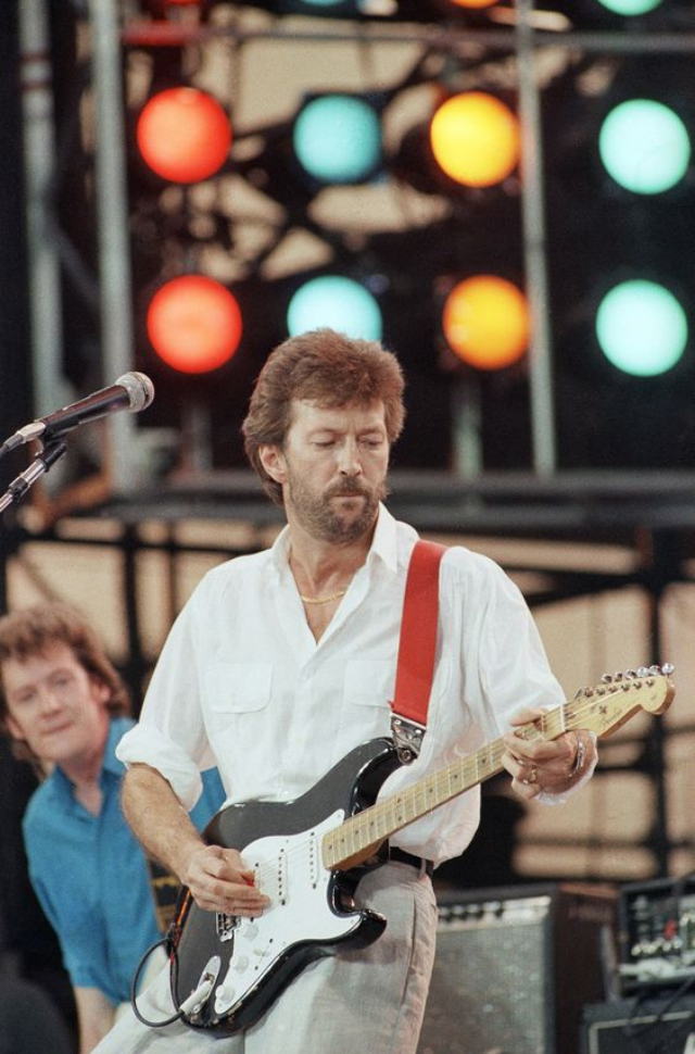 20 Amazing Photographs of Eric Clapton on the Stage in the 1970s and ...