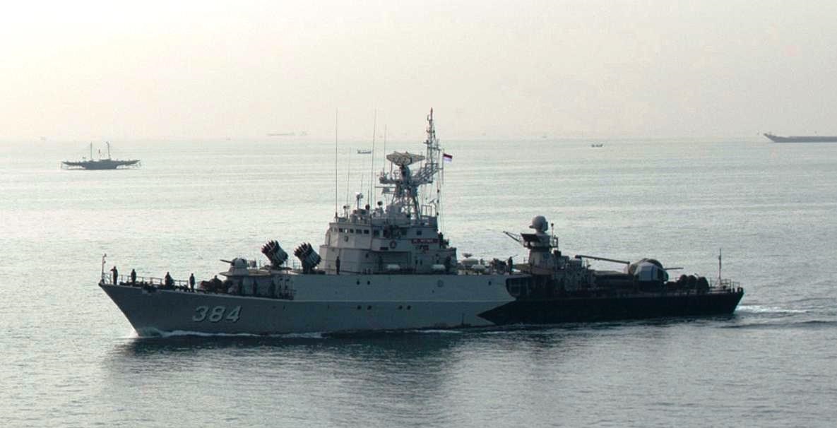 DEFENSE STUDIES: KRI Pati Unus–384 Naik Dock di Belawan