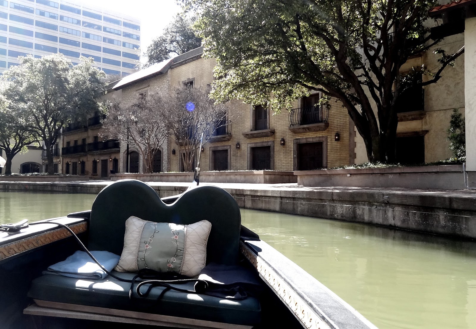 McKinney Mommas: GetYourGuide's Basket Lunch Gondola Cruise in Irving ...