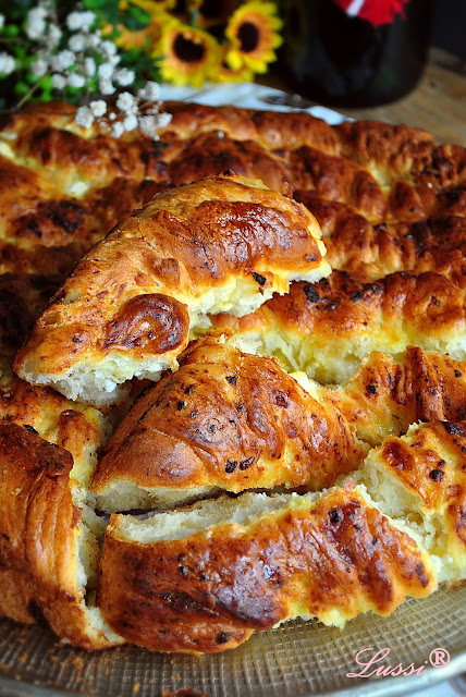 Lussi`s World of Artcraft: Усукан тутманик със сирене и кашкавал ...