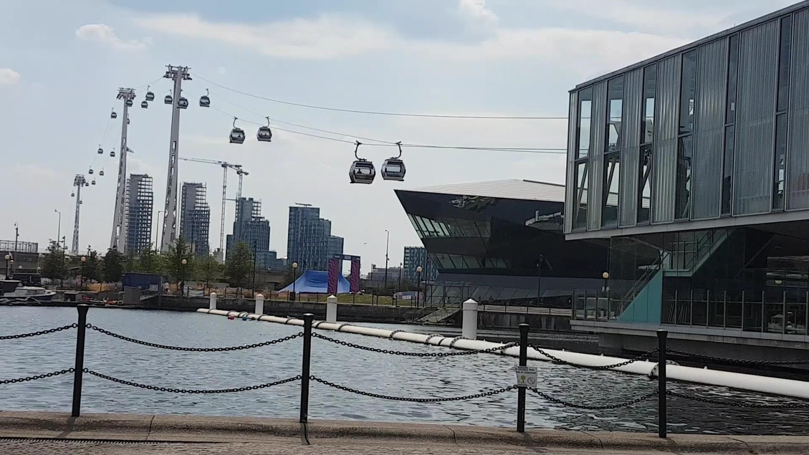 LONDON CABLE CAR CROSSING THE RIVER THAMES EMIRATES AIRLINE GREENWICH ...
