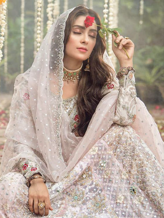 Actress Aiza Khan surpassed Mahira Khan | Fun Fungama