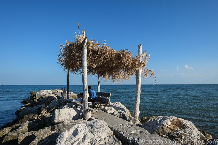 venezia blog: Castaway Style on the Beach at Lido, or DIY Capanne