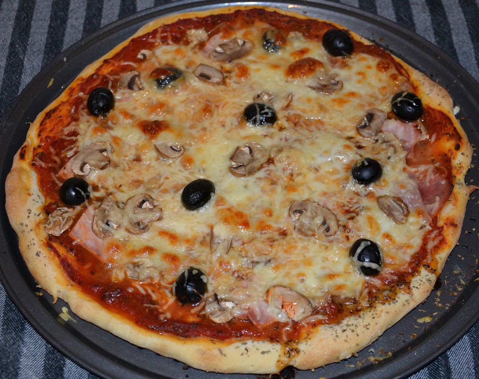 Les recettes de ma kitchenette: Pizza maison (rapide et succulente)