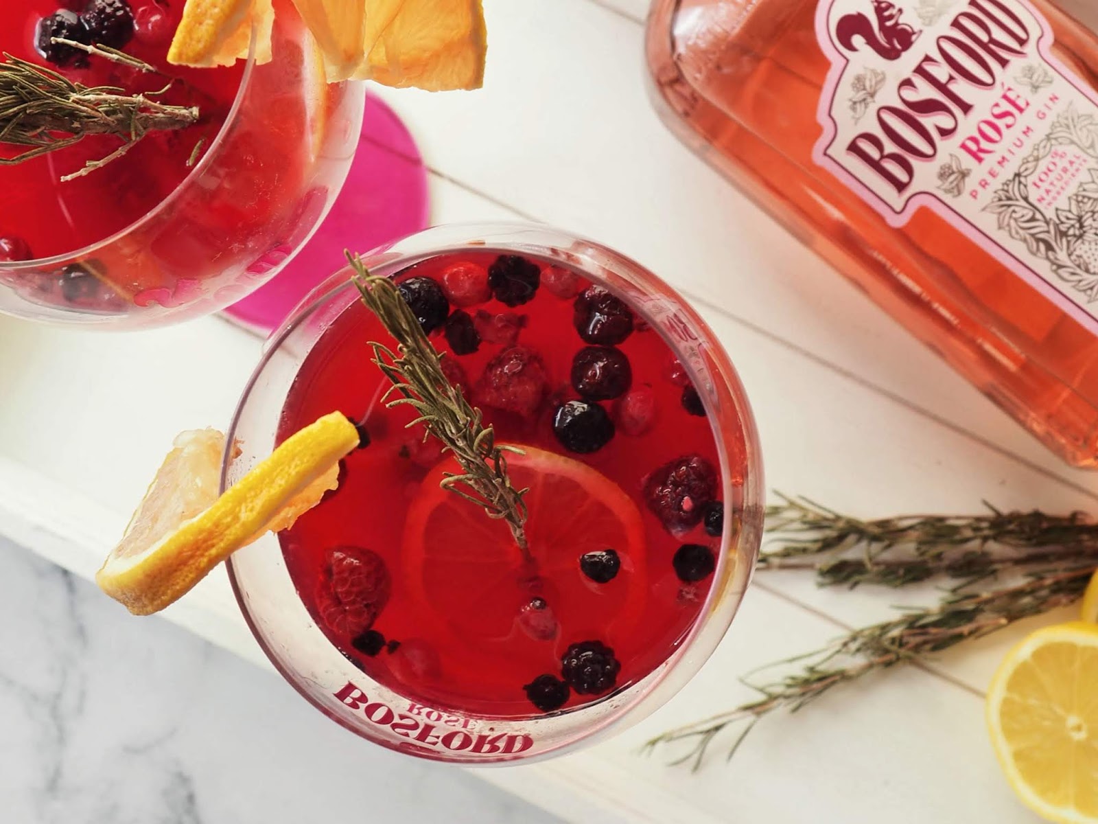 Coktail gin, pamplemousse et fruits rouges