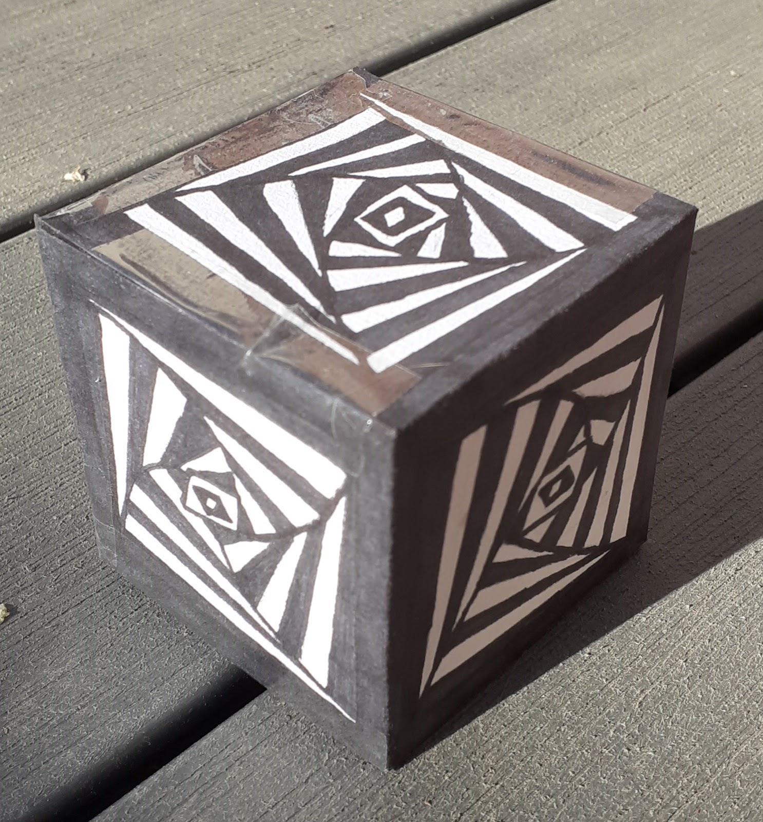 Arts Plastiques: Un cube plein d'illusions.