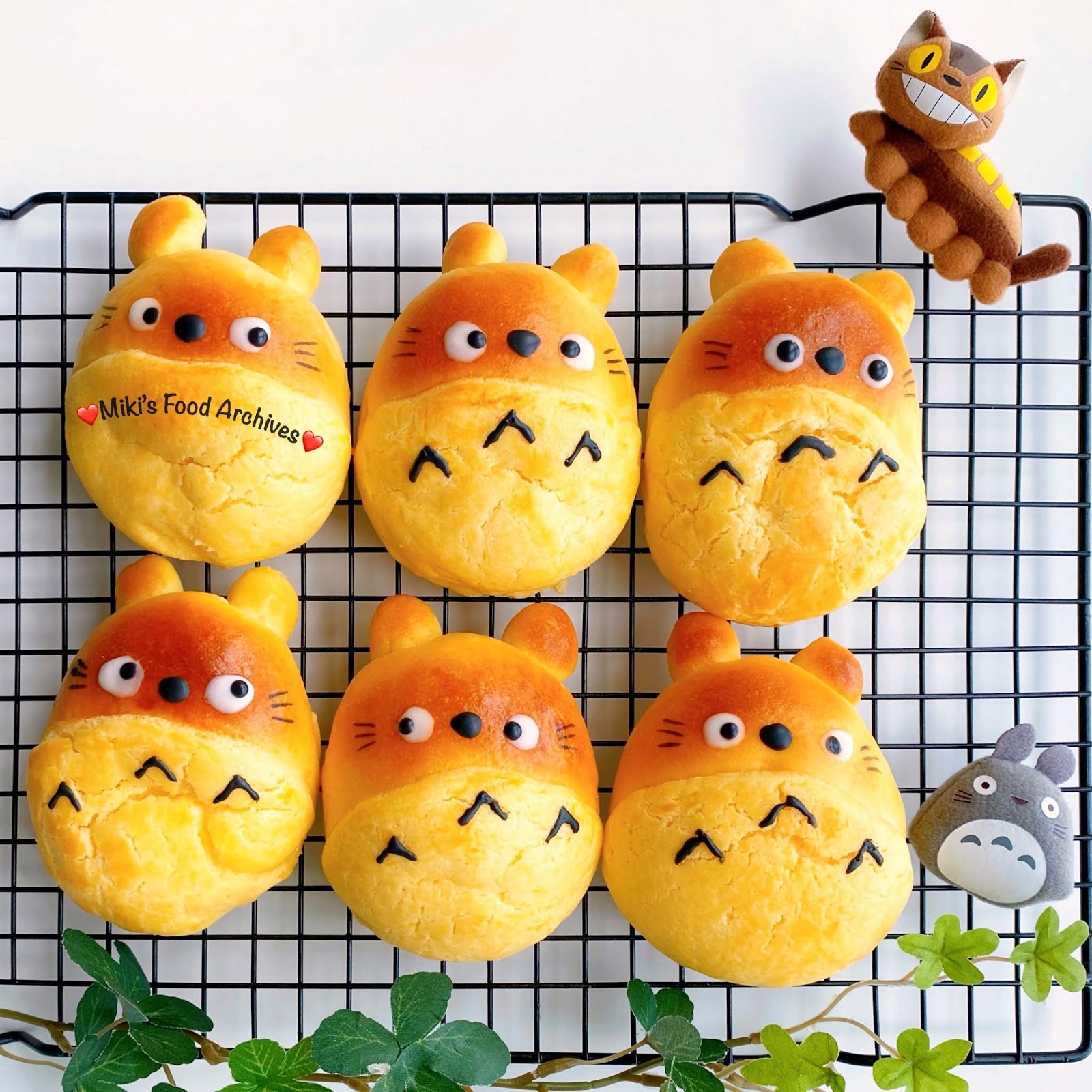 Miki's Food Archives : Cute Totoro Bread With Custard Filling 龙猫造型卡士达馅菠萝包