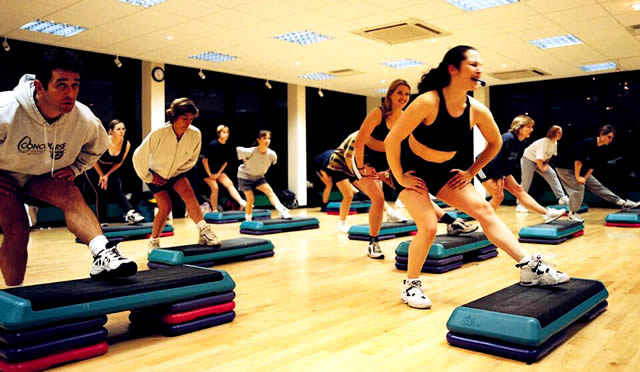 10 MANFAAT LATIHAN SENAM STEP YANG TIDAK DIKETAHUI BAGI PENGGEMAR SENAM ...