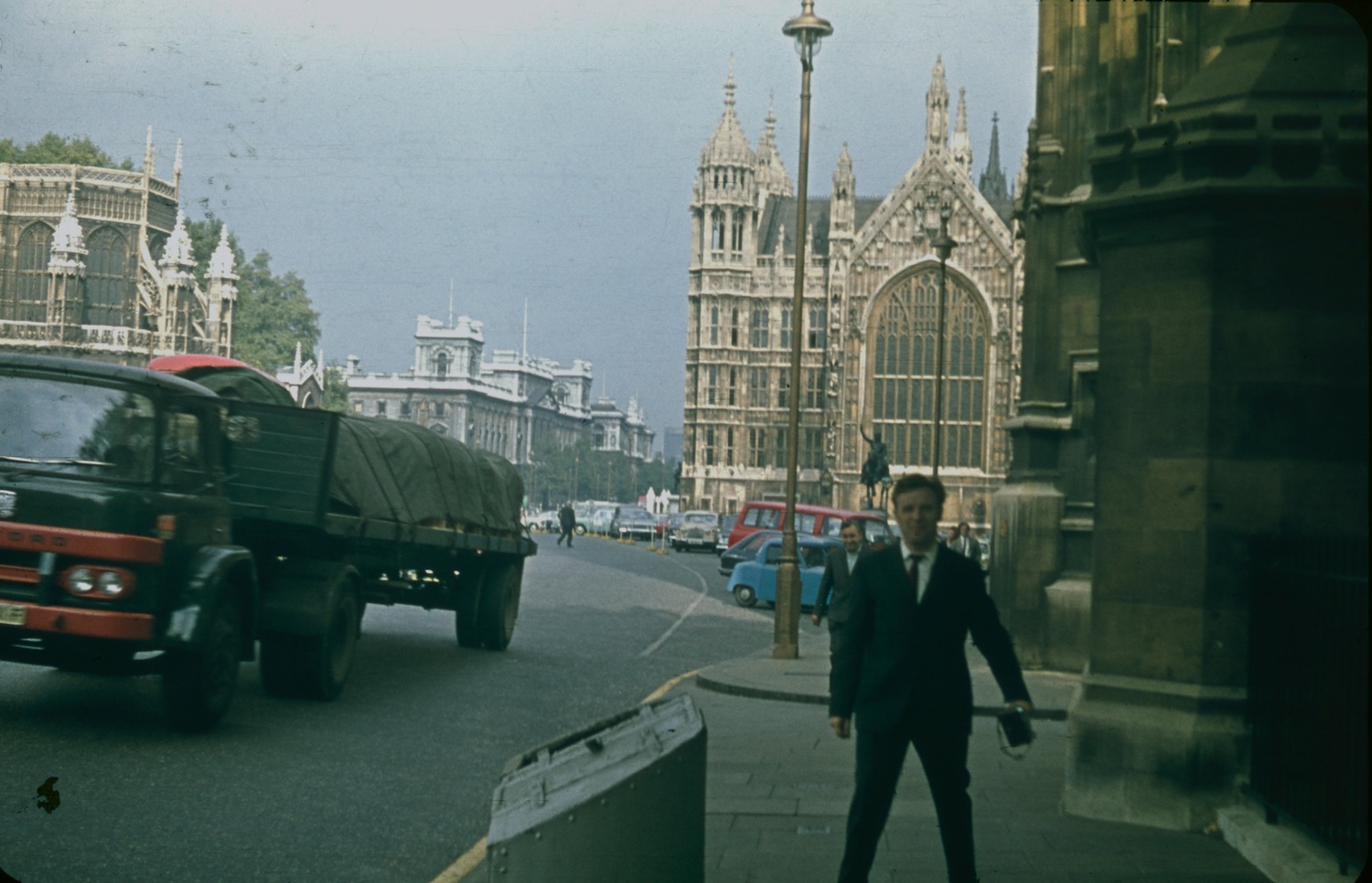 27 Fascinating Color Photographs That Capture Street Scenes of London ...