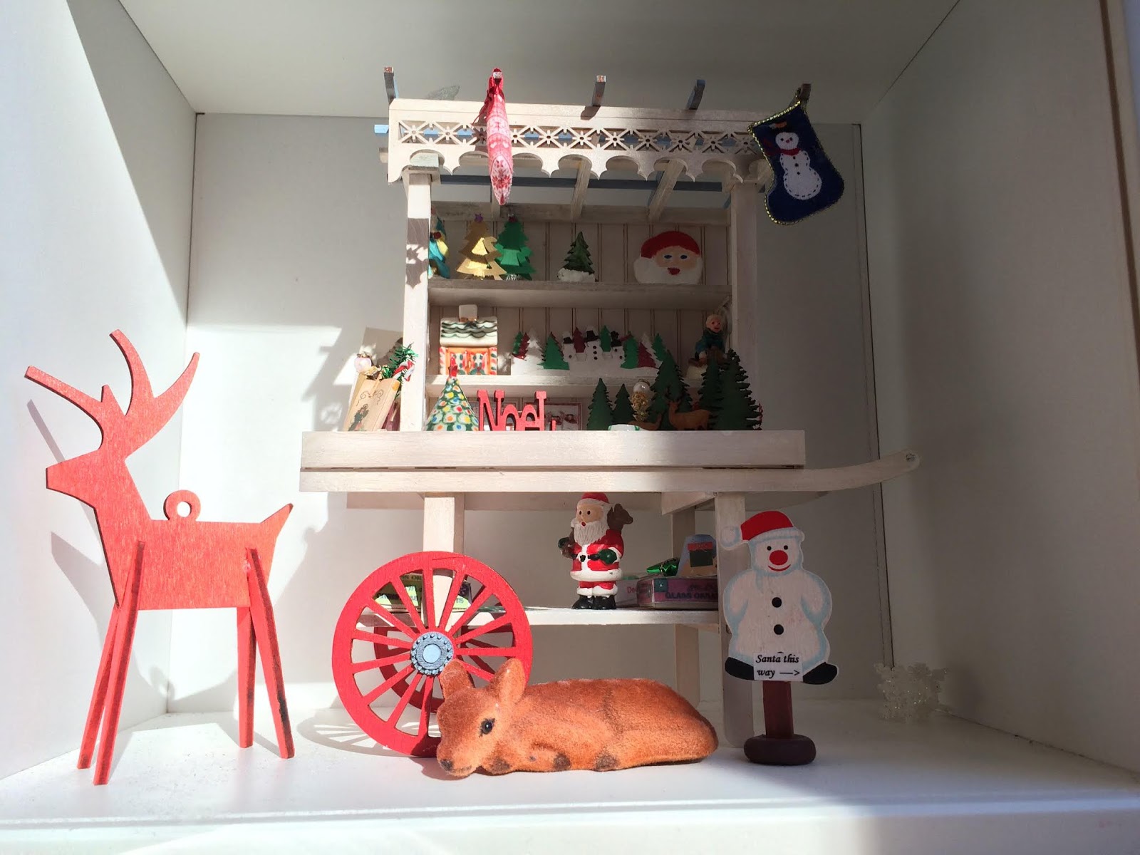 Penelope's Dollhouses: A Decorated Christmas Cart post-Christmas