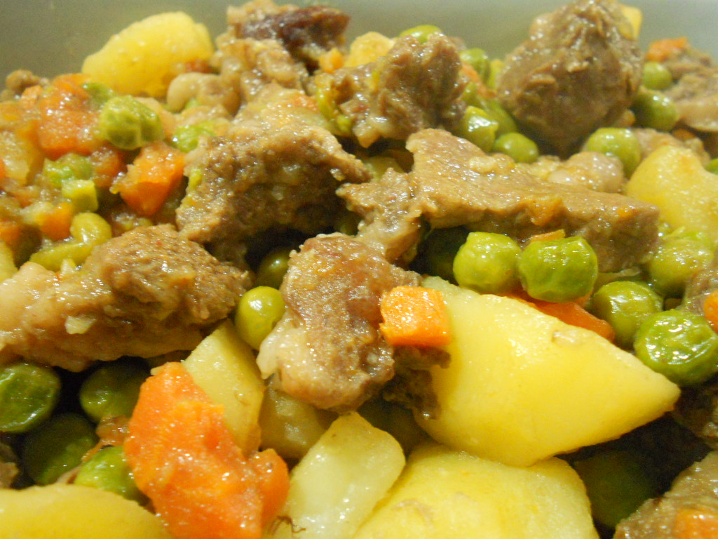 Tachos e Panelas: Novilho estufado com ervilhas e cenouras