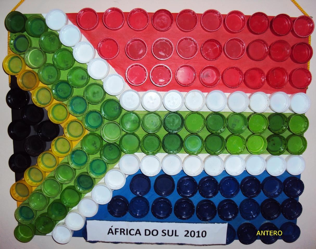 Arte com Reciclagem: Bandeiras com Tampinhas