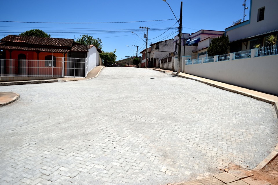 OLHANDO DA JANELA DO TREM: VIRGINÓPOLIS / MINAS GERAIS / BRAZIL (5.523 ...