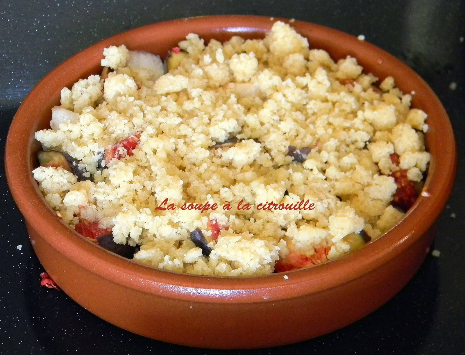 La soupe à la citrouille: Crumble figues et poires au miel et baies roses