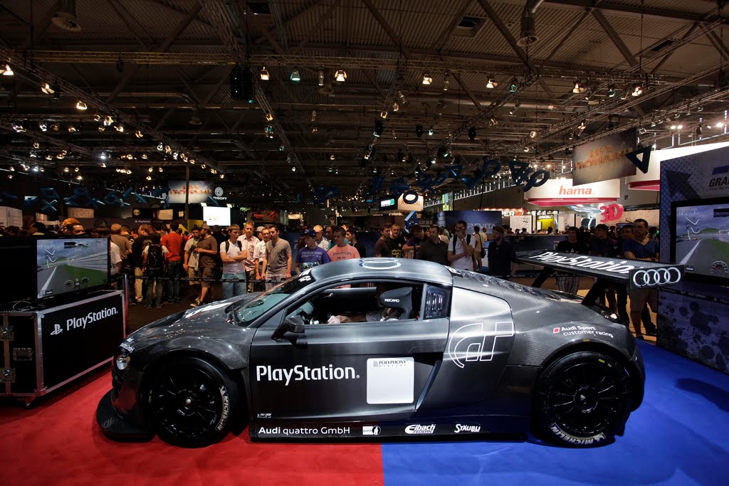 Audi R8 LMS Sony Playstation racing simulator debuts at Gamescom ...