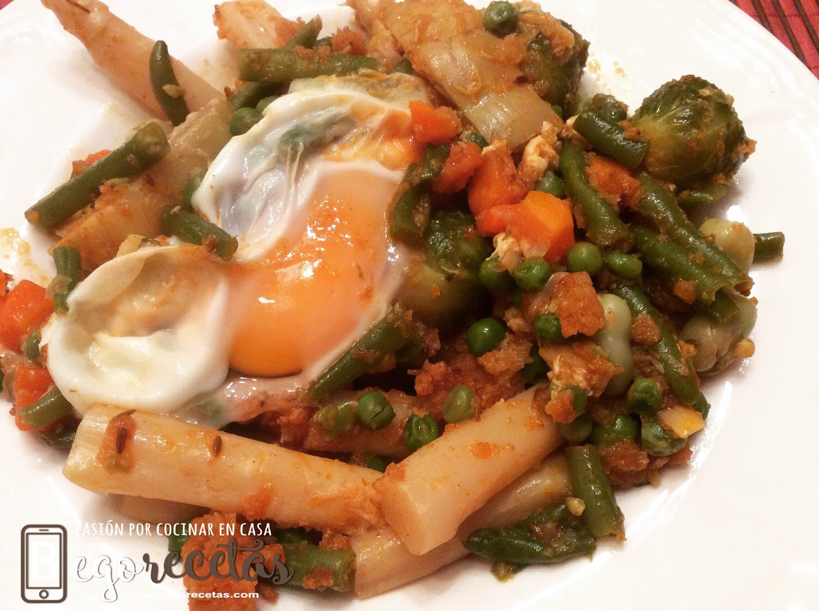 Menestra de verduras esparragada con huevo cuajado | BEGORECETAS