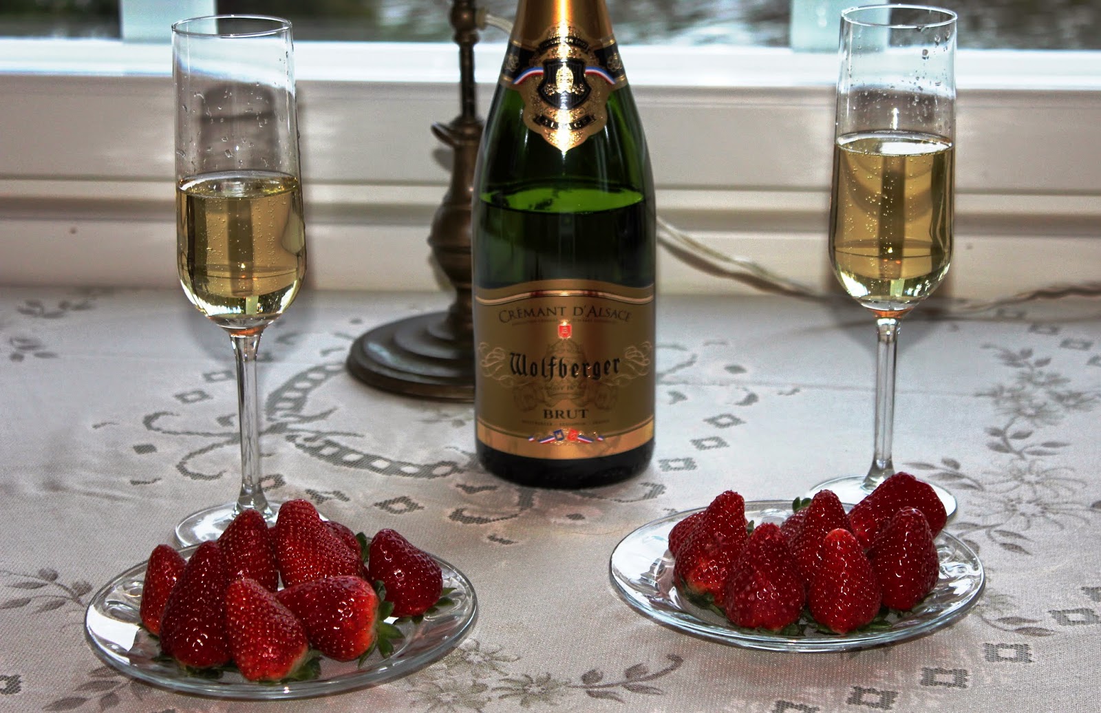 Huvilaelämää ja mökkiruokaa: Skumppaa ja mansikoita