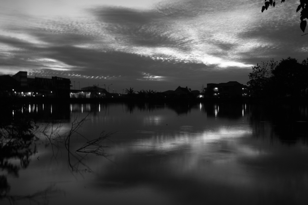 DANAU UNHAS, LAKE IN THE MIDDLE OF THE CITY - FOTO SULAWESI