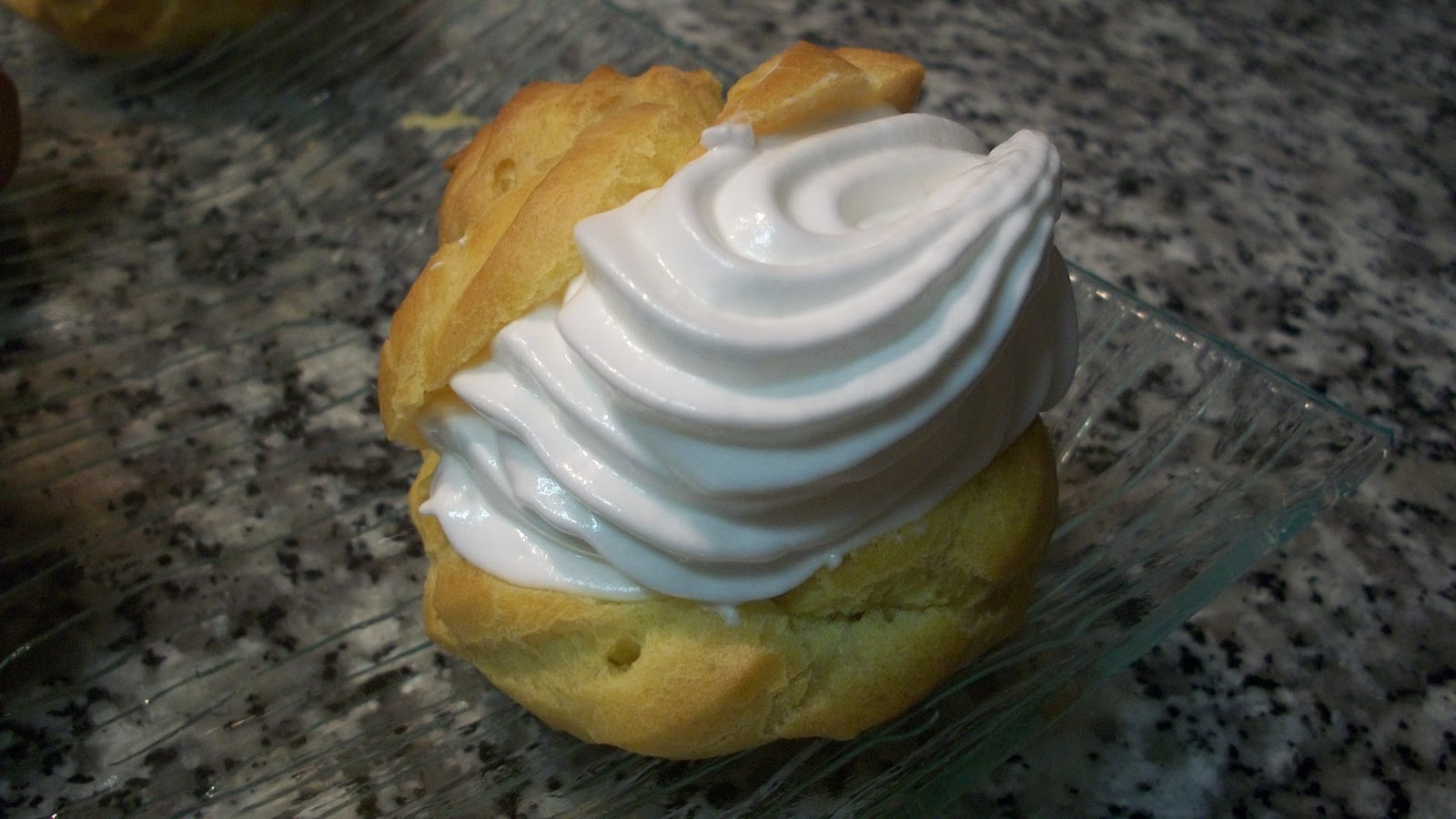 MAS QUE POSTRES: Profiteroles o Buñuelos rellenos de merengue y de ...