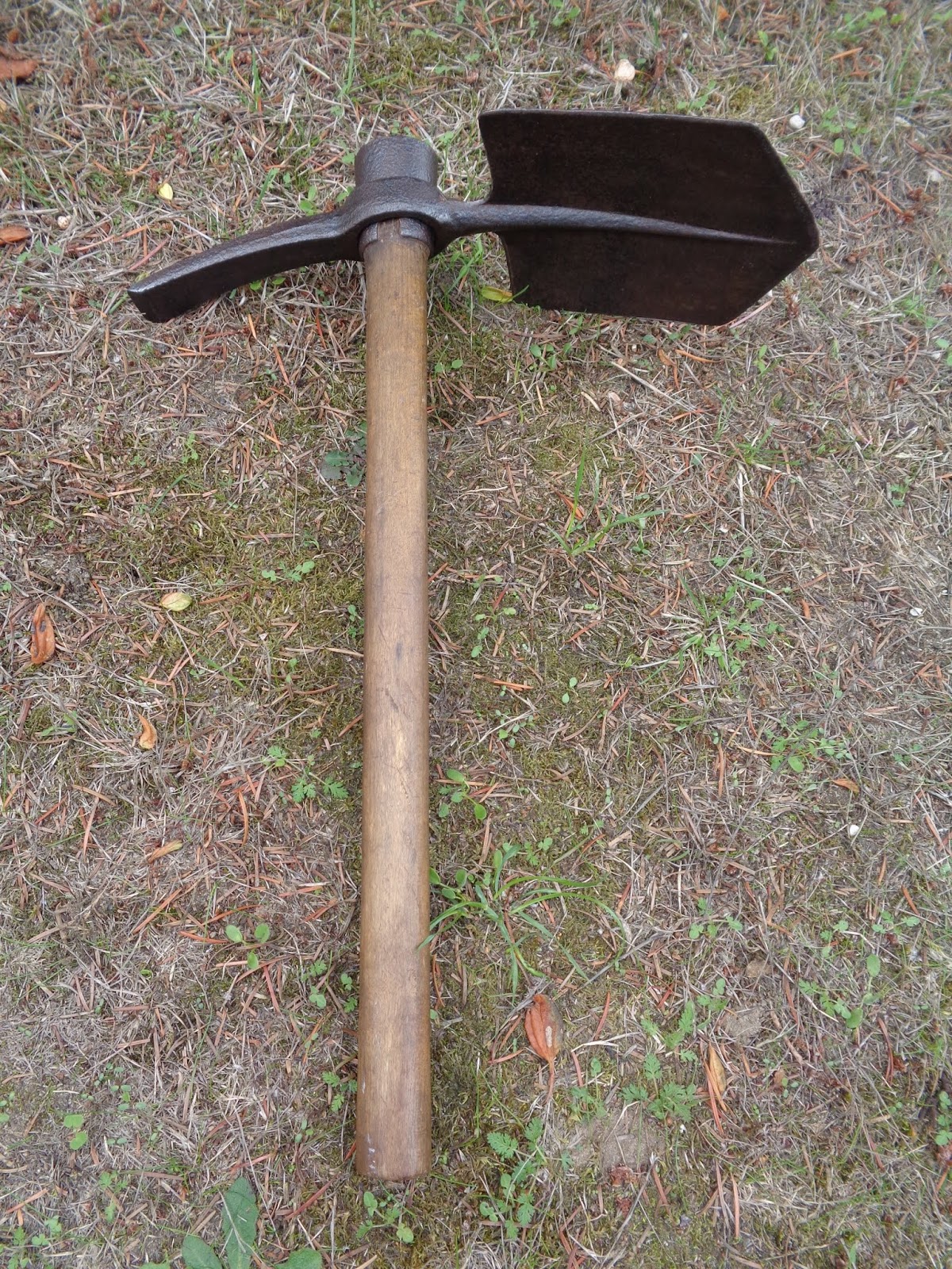 Four Bees: British Entrenching Tool, WW2, "Implement Entrenching ...