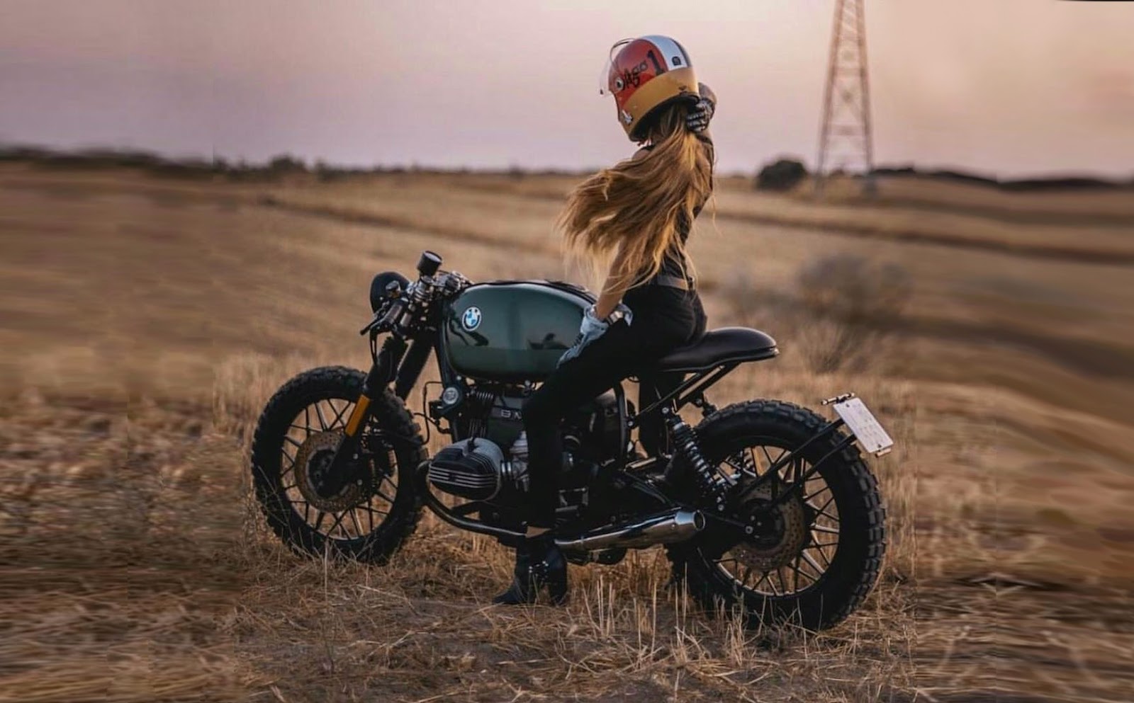 Beatriz and the R100 - Inazuma café racer