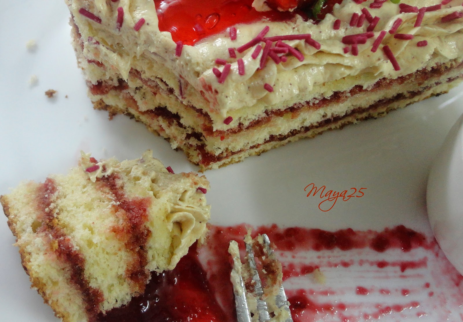 Génoise/ crème au beurre praliné/confiture de fraise - Blogdoumaya