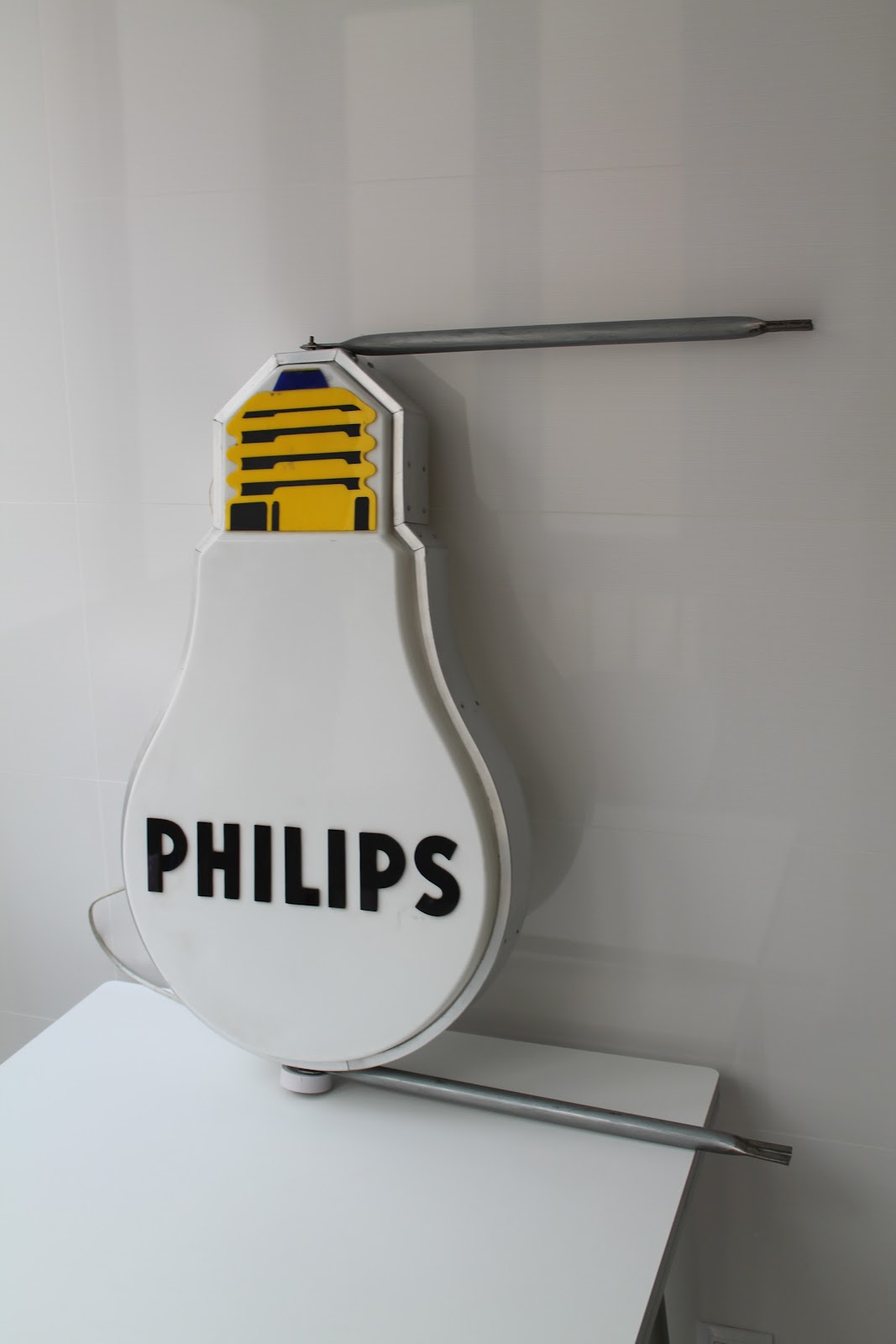 Vintagería: Antiguo Cartel publicitario de Bombillas Philips, años 60