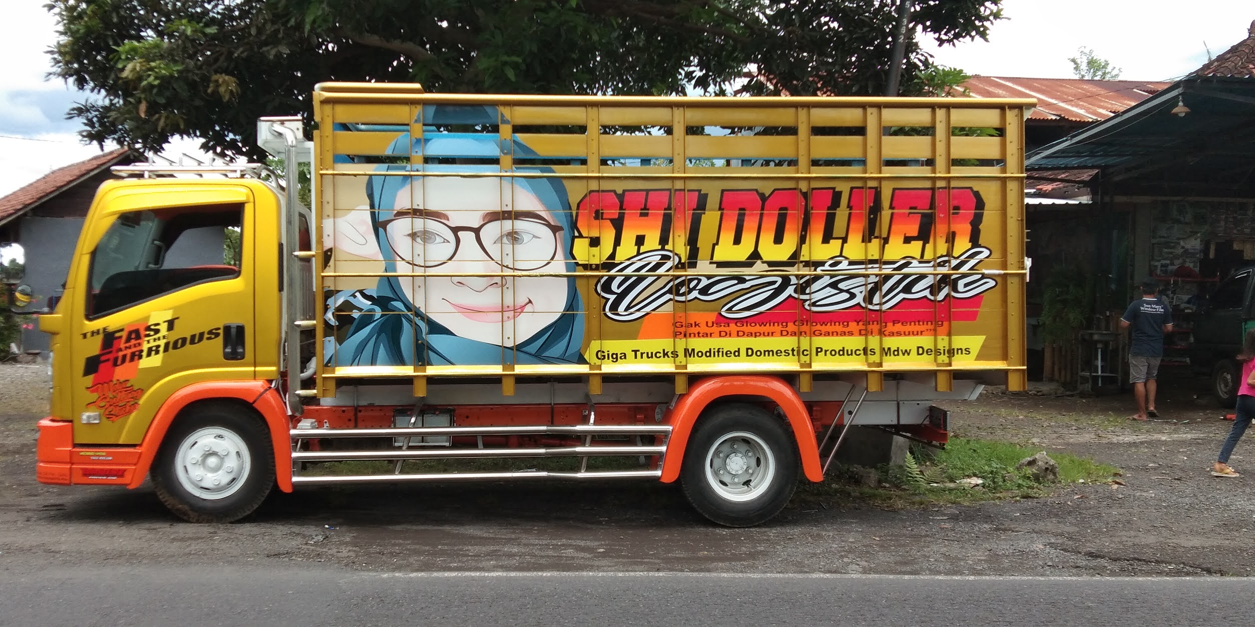 MDWSTICKER: Truck giga warna kuning emas