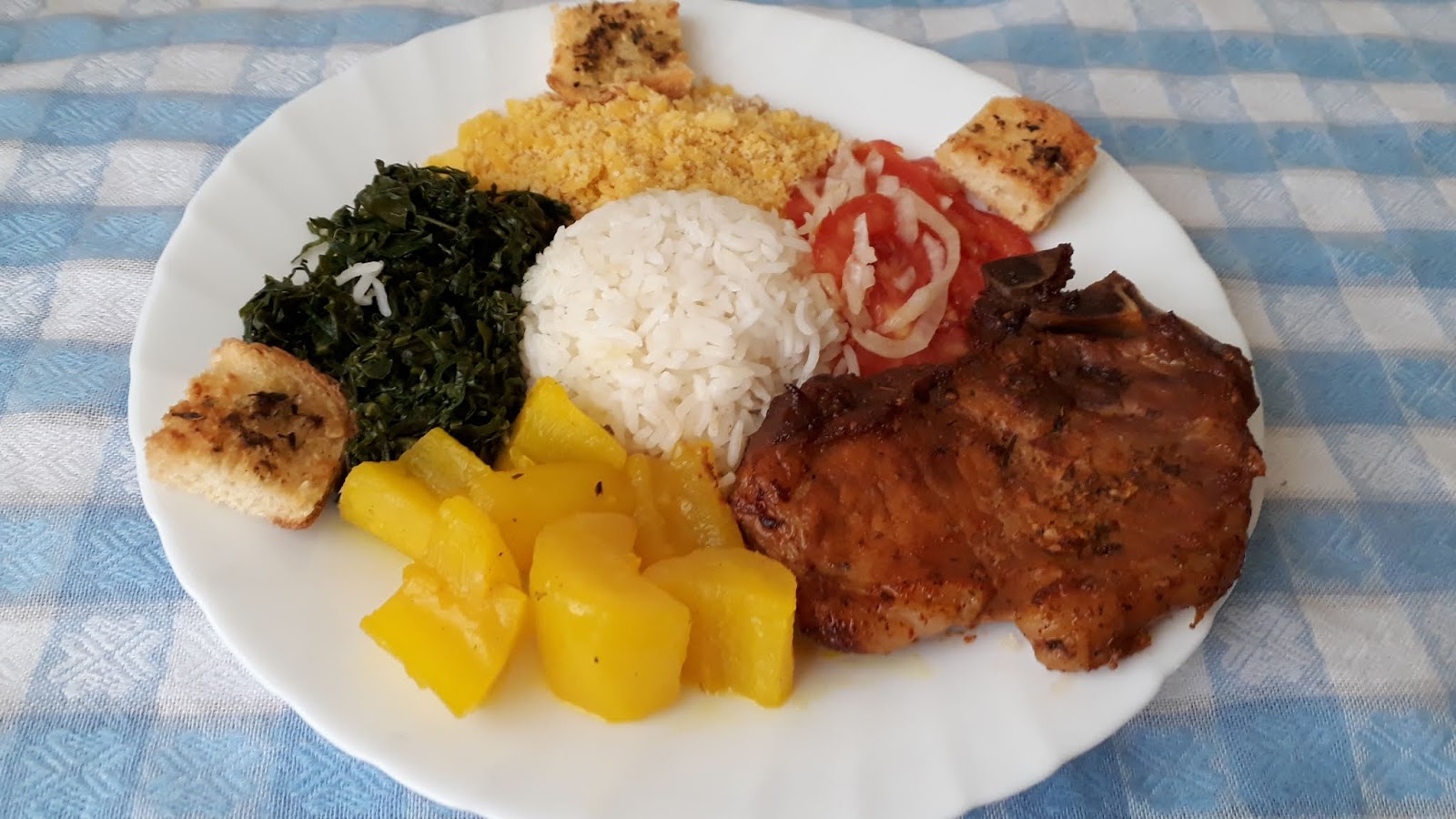 Piteisdadinha: AIPIM COZIDO C/AÇAFRÃO, carré assado e acompanhamentos ...