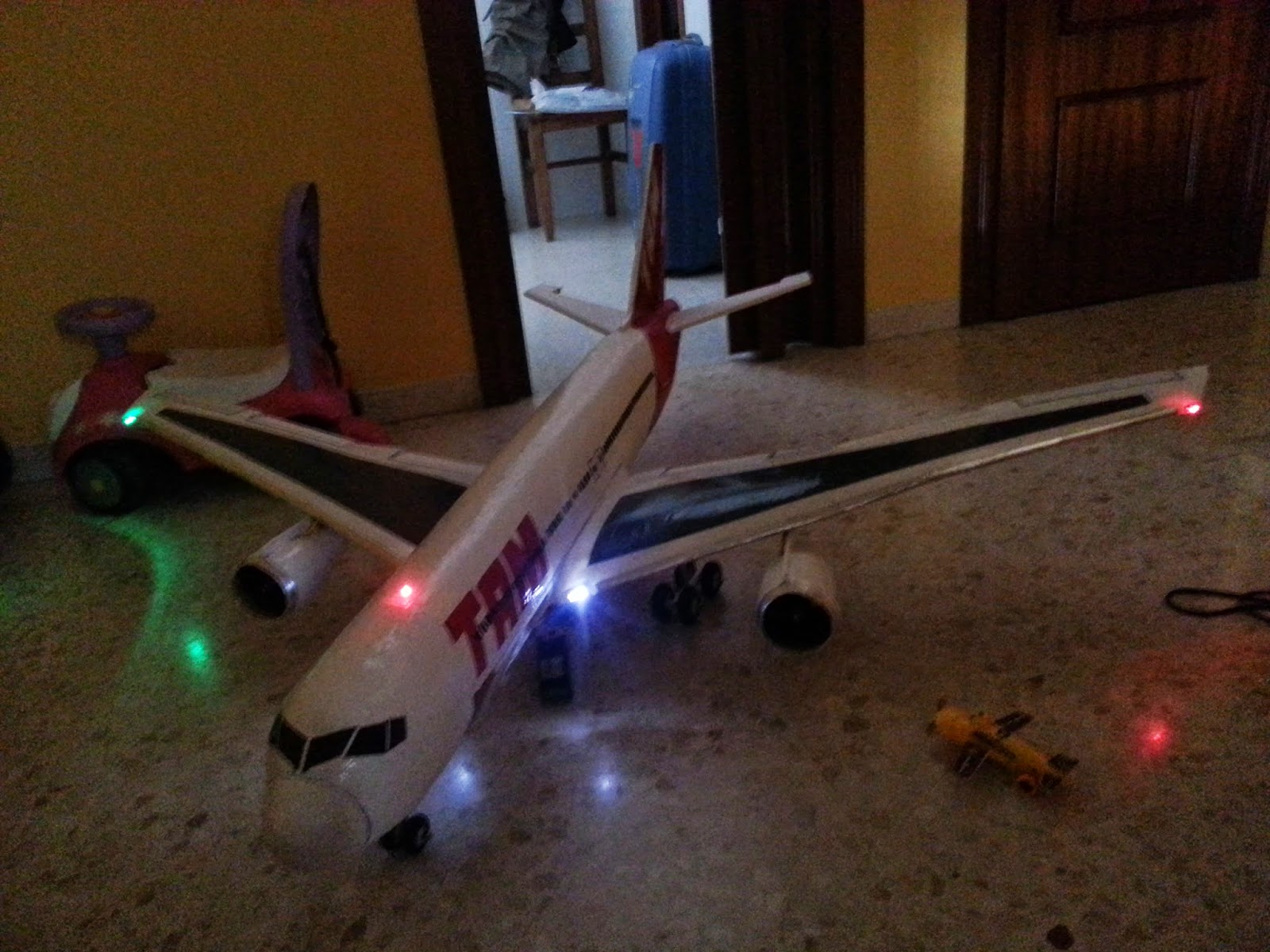 AVIONES RC DEPRON: CASI TERMINANDO BOEING 767 TAM