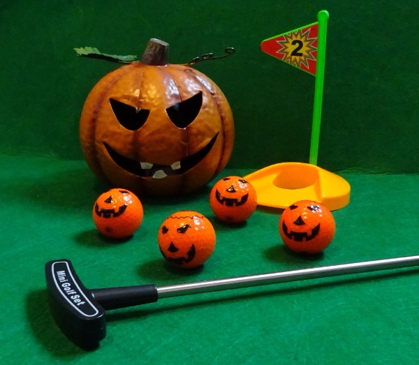The Ham and Egger Files: Halloween-themed minigolf