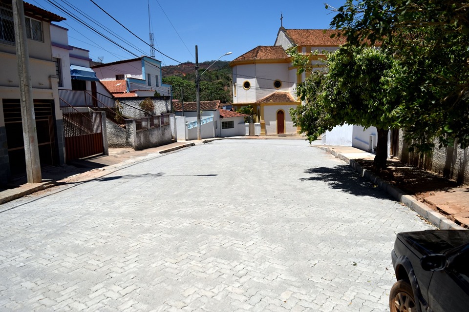 OLHANDO DA JANELA DO TREM: VIRGINÓPOLIS / MINAS GERAIS / BRAZIL (5.523 ...