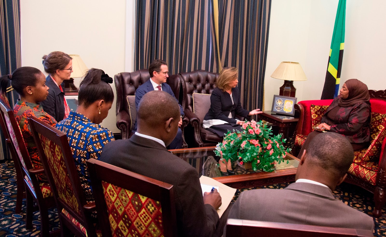 Mama SAMIA SULUHU azindua Kitabu Kinachoeleza Urafiki wa TANZANIA na ...