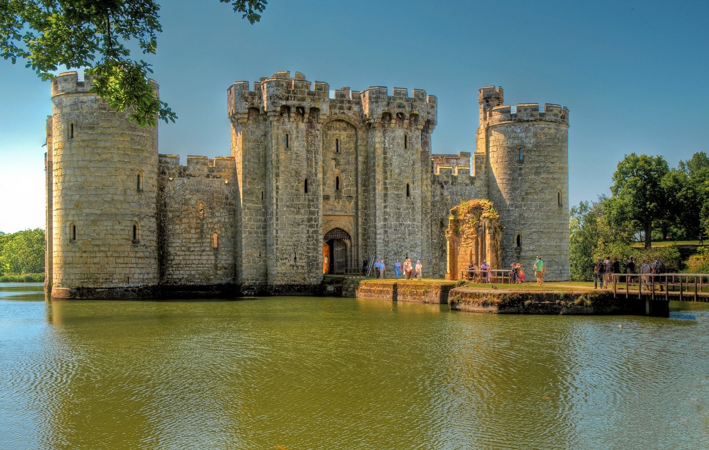 Bodiam Castle, Robertsbridge, England (with Map & Photos)