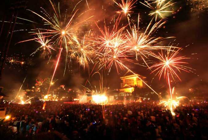 Pesta Kembang Api Semarakkan Tahun Baru Di Ambon - Maluku Post