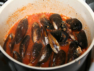 Pansy 's recipes - Retetele Panselutei: Midii cu sos de rosii ( a la ...