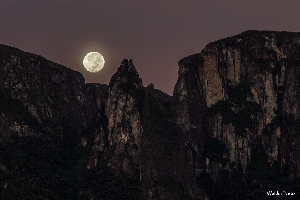 Magia da Montanha: Como fazer uma foto de paisagem com Lua cheia