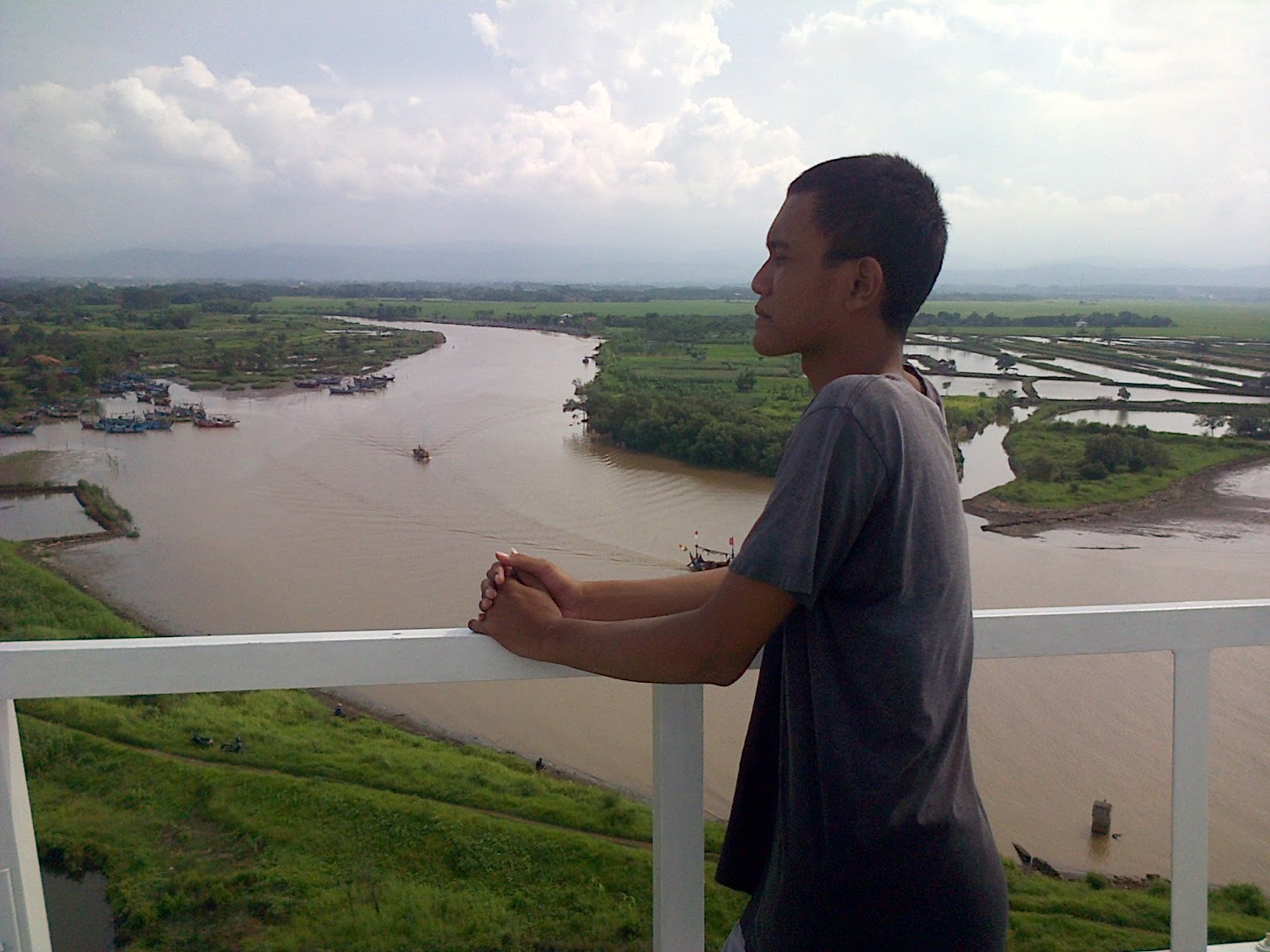 Berlibur dan menikmati pemandangan di pantai Sendang Sekucing, Kec ...