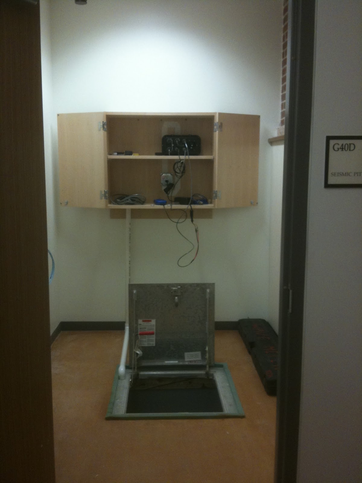 The Moni-Blog: UNH now has a seismometer!