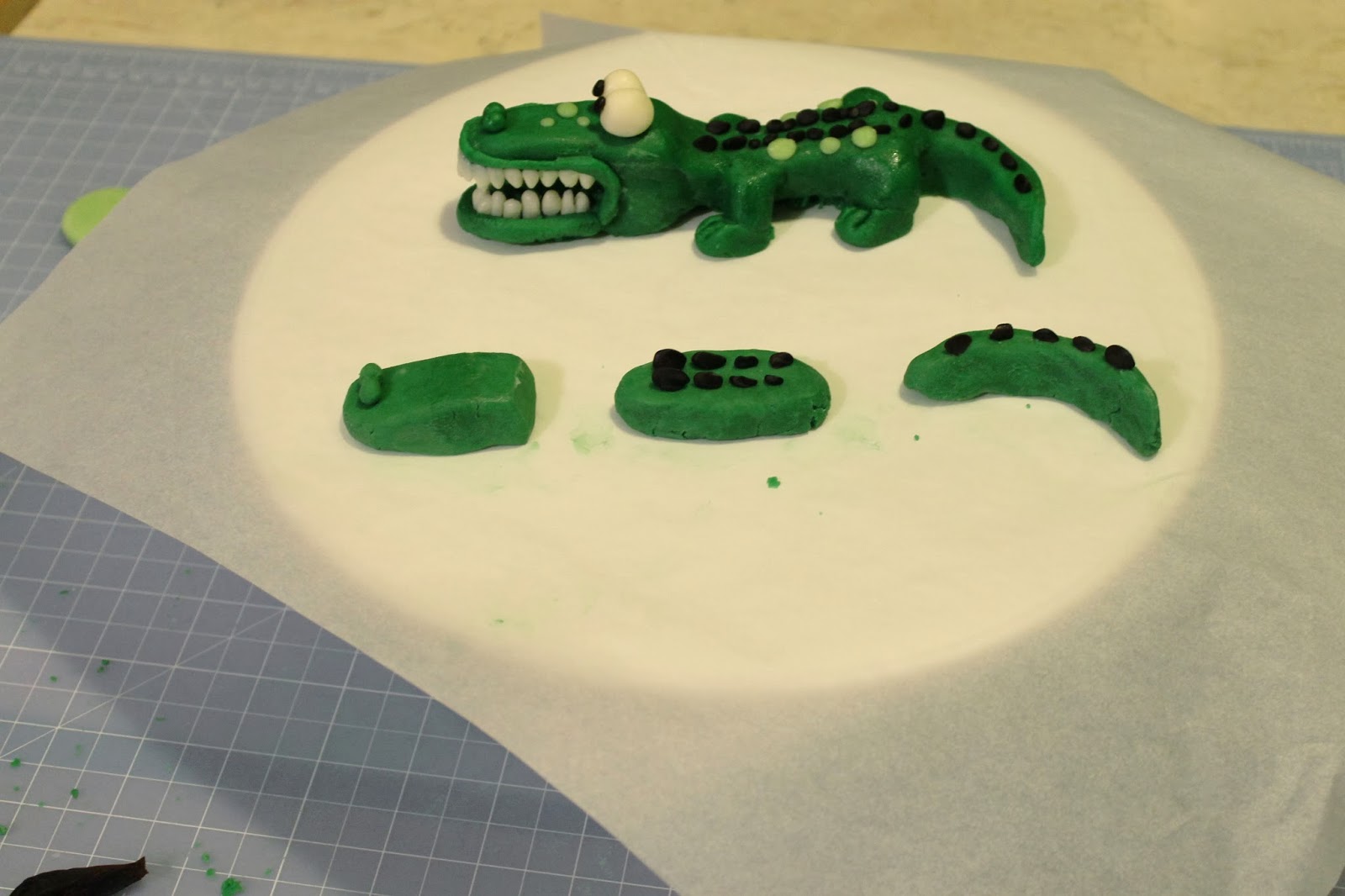 LaLa Cake: How to Make a "Swimming Alligator" with Modeling Chocolate ...
