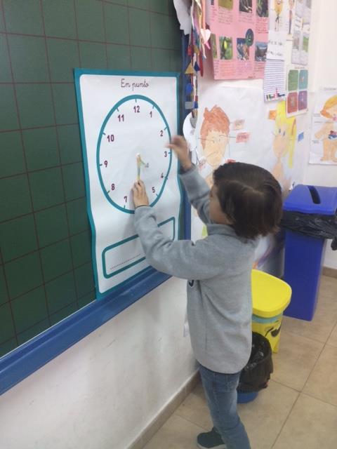 La clase de la seño Mercedes: Reloj , reloj, la una y las dos...